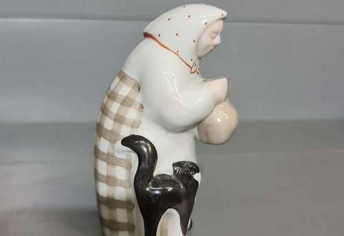 Статуэтка фарфоровая бабушка с котом и крынкой