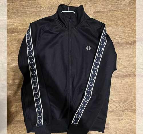 Fred perry олимпийка с лампасами