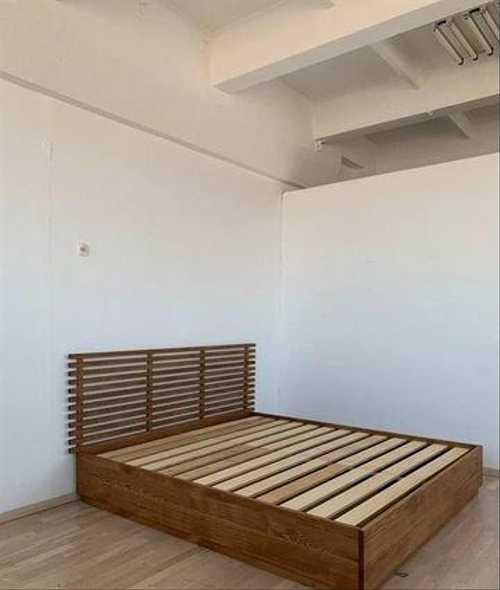 Кровать с рейками из массива