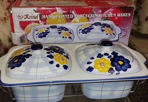 Керамическая посуда с крышками на подставке
