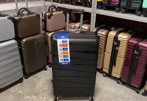 Черный чемодан на колесах в багаж