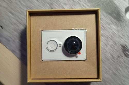 Видеокамера Xiaomi YI Action Camera (белый)