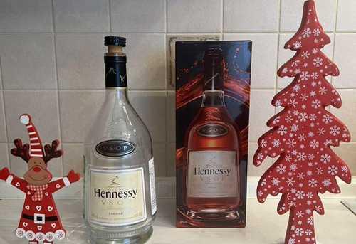 Пустая бутылка и коробка от коньяка Hennessy