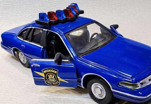Модель автомобиля 1 43. Полиция. Ford Crown VIC