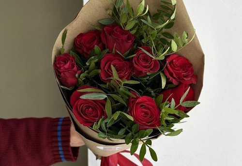 Букет из красных роз и зелени (красные розы)