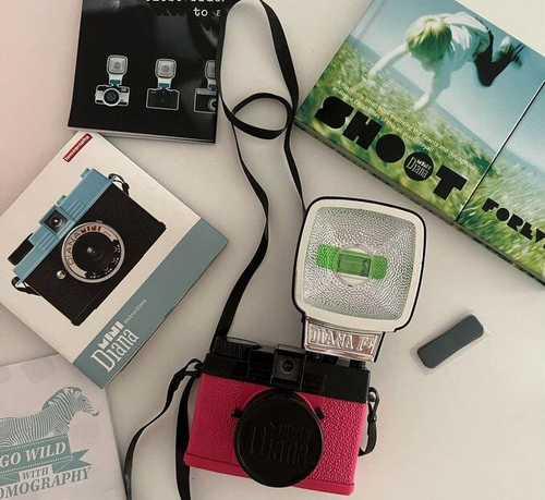 Розовый плёночный фотоаппарат Diana Mini Flash