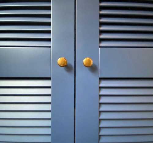 Жалюзийные дверцы для встроенного шкафа в доме