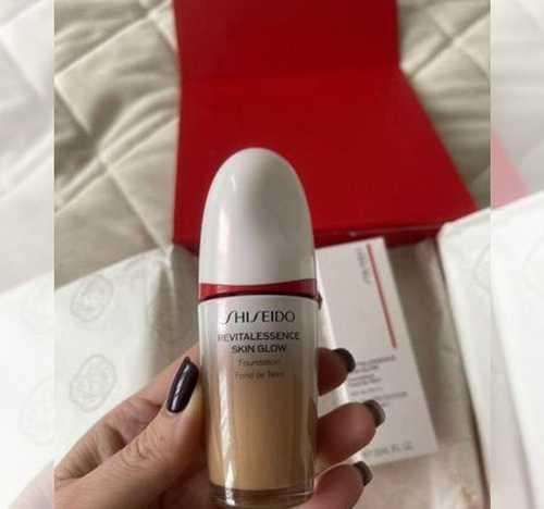 Тональный крем shiseido Revitalessence skin glow