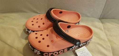 Новые шлёпанцы crocs с цветами