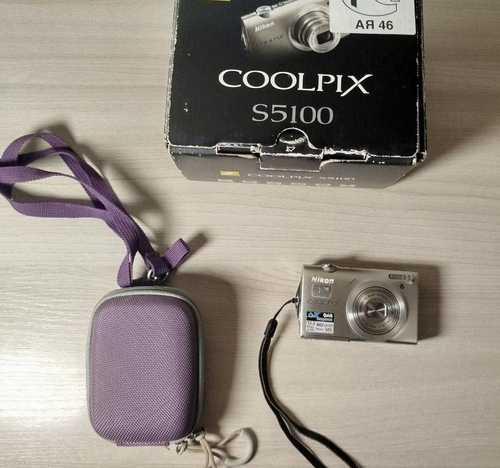 Красивый фотоаппарат Nikon coolpix s5100 в серой