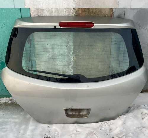 Пятая дверь Nissan Tiida 2005