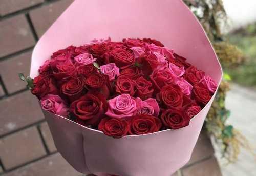 51 роза в упаковке красный и розовый