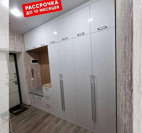 Прихожая с зеркалом и ящиками