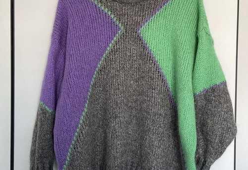 Объемный свитер женский