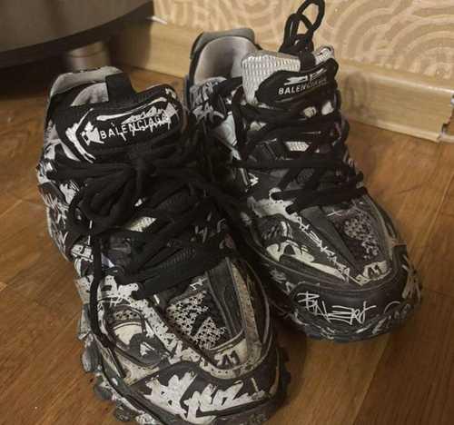 Balenciaga grafiti track