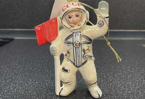 Елочная игрушка ретро Космонавт с флагом фарфор