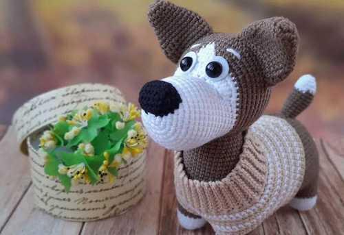 Вязаная игрушка собака Корги в бежевом свитере