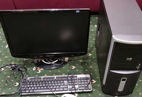 Компьютер в комплекте с монитором и клавиатурой
