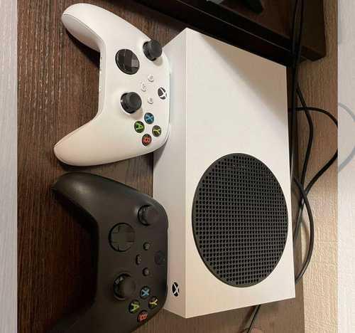 Xbox series s 2 геймпада