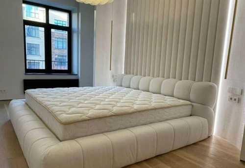 Кровать двухспальная мягкая белая