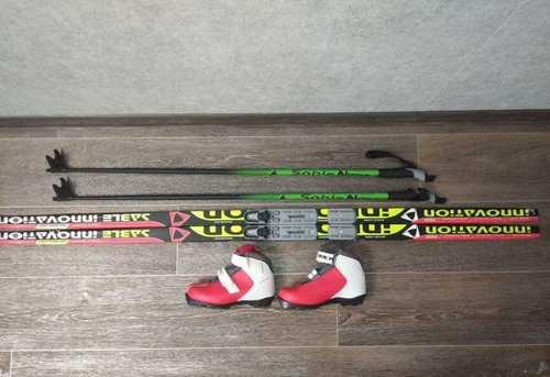 Лыжные ботинки, лыжи и лыжные палки