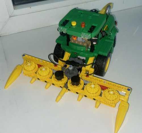 Конструктор lego Technic 42168 Комбайн John Deere