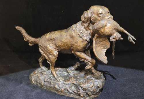 Старинная скульптура собака с дичью бронза