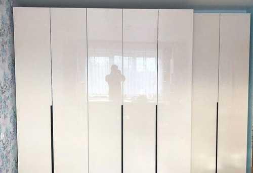 Шкаф белый глянцевый с распашными дверями