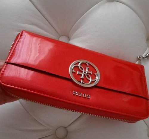 Клатч лаковый фуксия guess
