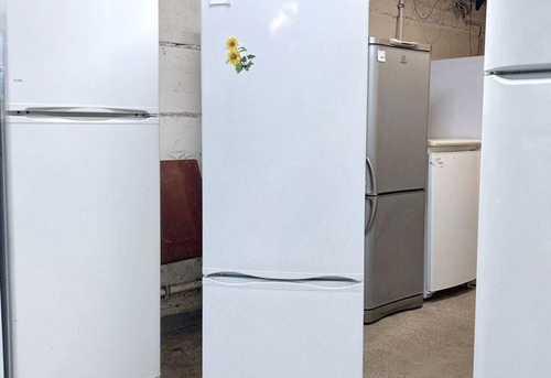 Холодильник белый двухкамерный Атлант бу 175 см