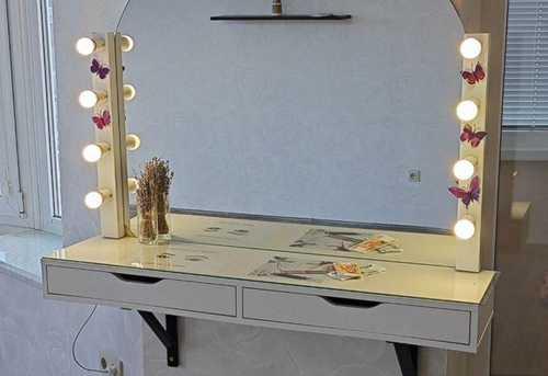 Гримерное зеркало с лампочками и столом