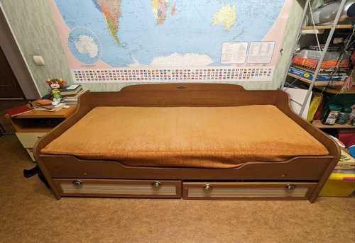 Односпальная кровать с ящиками и матрасом
