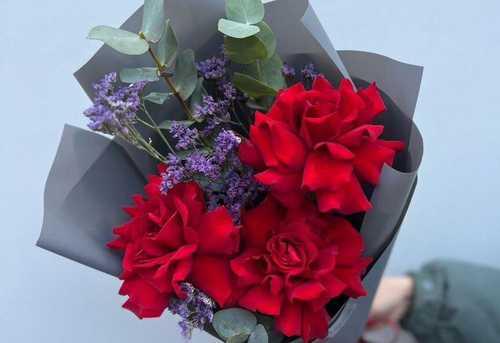 Букет цветов «Red» (розы, лимониум, эвкалипт)