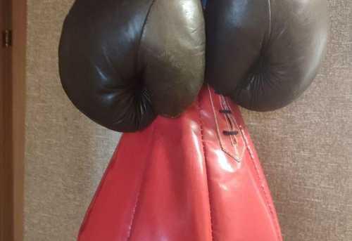 Боксерская груша и перчатки