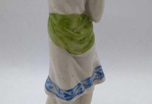 Фарфоровая статуэтка "Девушка корзиной винограда"