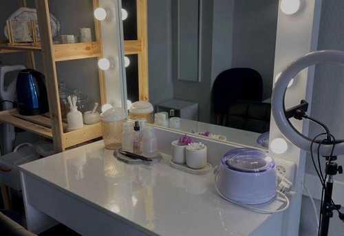 Туалетный столик с зеркалом и подсветкой