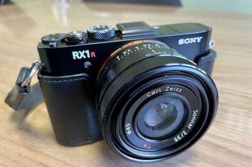 Профессиональная компактная камера Sony RX1R II