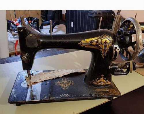 Машинка швейная старинная с челноком в виде пули