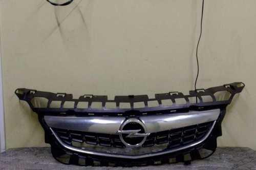 Решетка радиатора Opel Astra J 2010