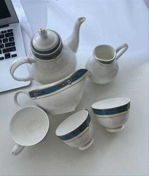 Фарфоровый чайник и чашки