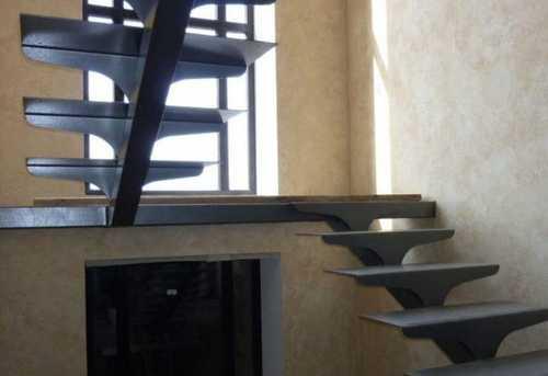 Металлический каркас Г-образной лестницы в коттедж