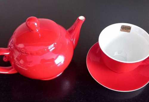 Заварочный чайник с чашкой и блюдцем