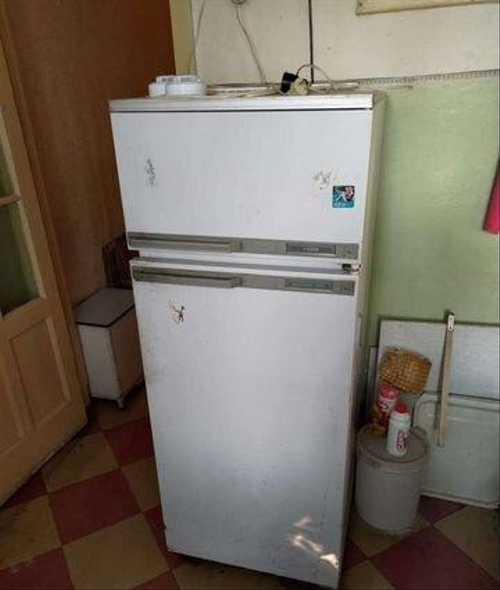 Холодильник бу советский, кухонная мебель