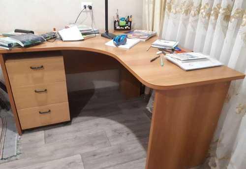 Угловой письменный стол