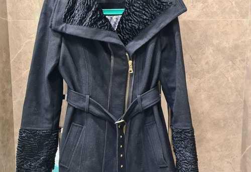 Продаю пальто новое guess