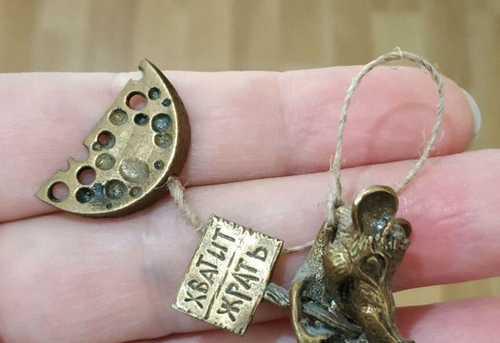 Магнит на холодильник Мышь повесилась