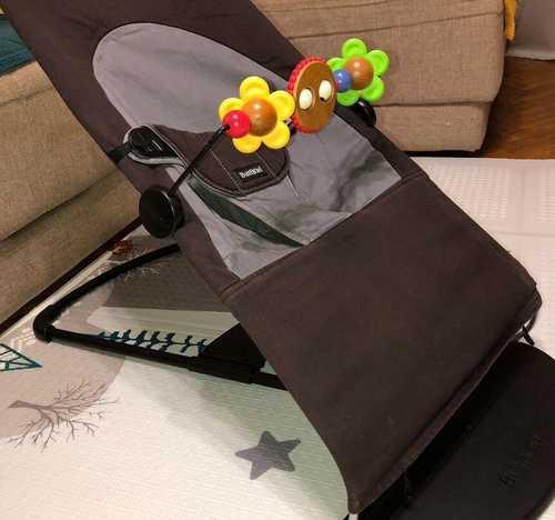 Шезлонг babybjorn с игрушкой