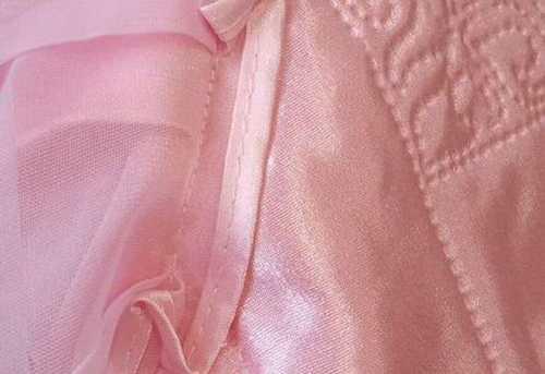 Розовое покрывало на од. Кравать