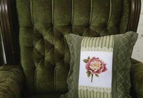 Декоративные подушки с вышивкой