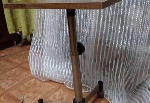 Прикроватный столик на колесиках